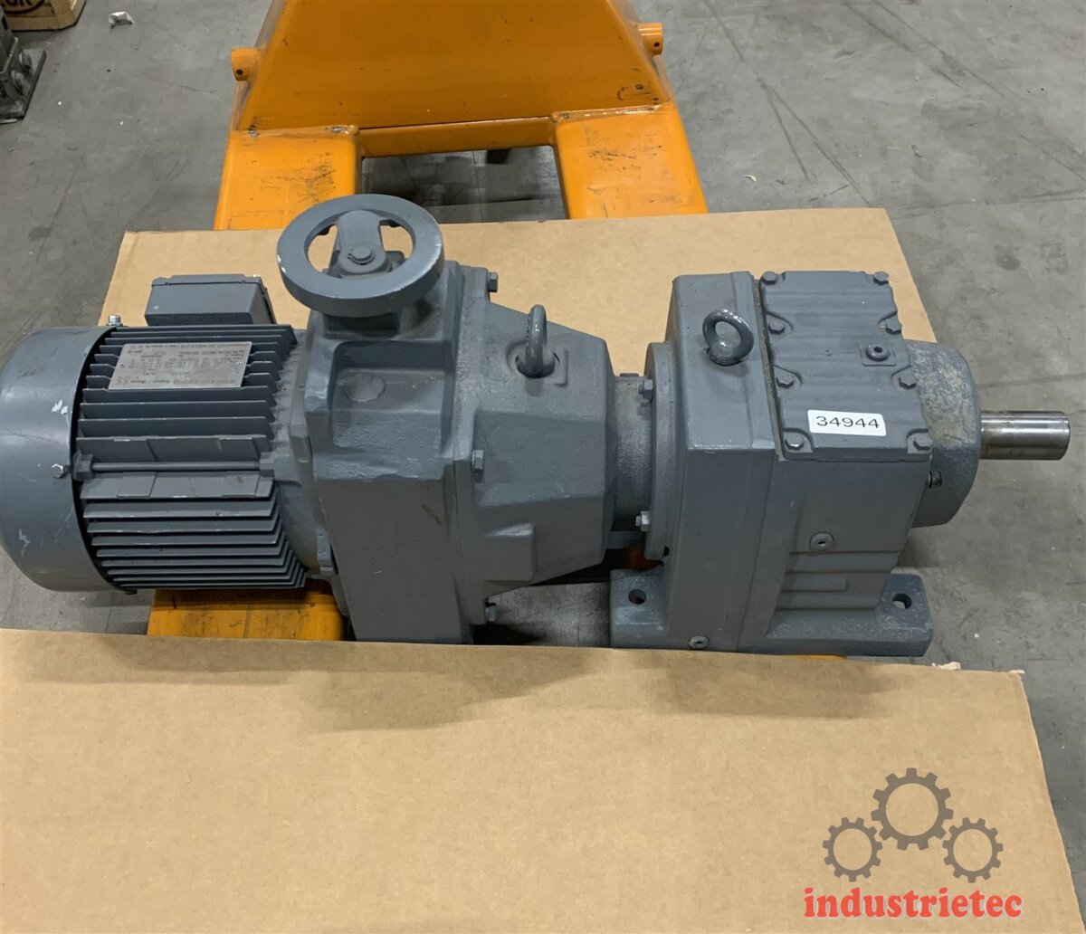 SEW 1,1 KW 11-56 min Getriebemotor R67 D26 DT90S4 Gearbox, 1.000,00
